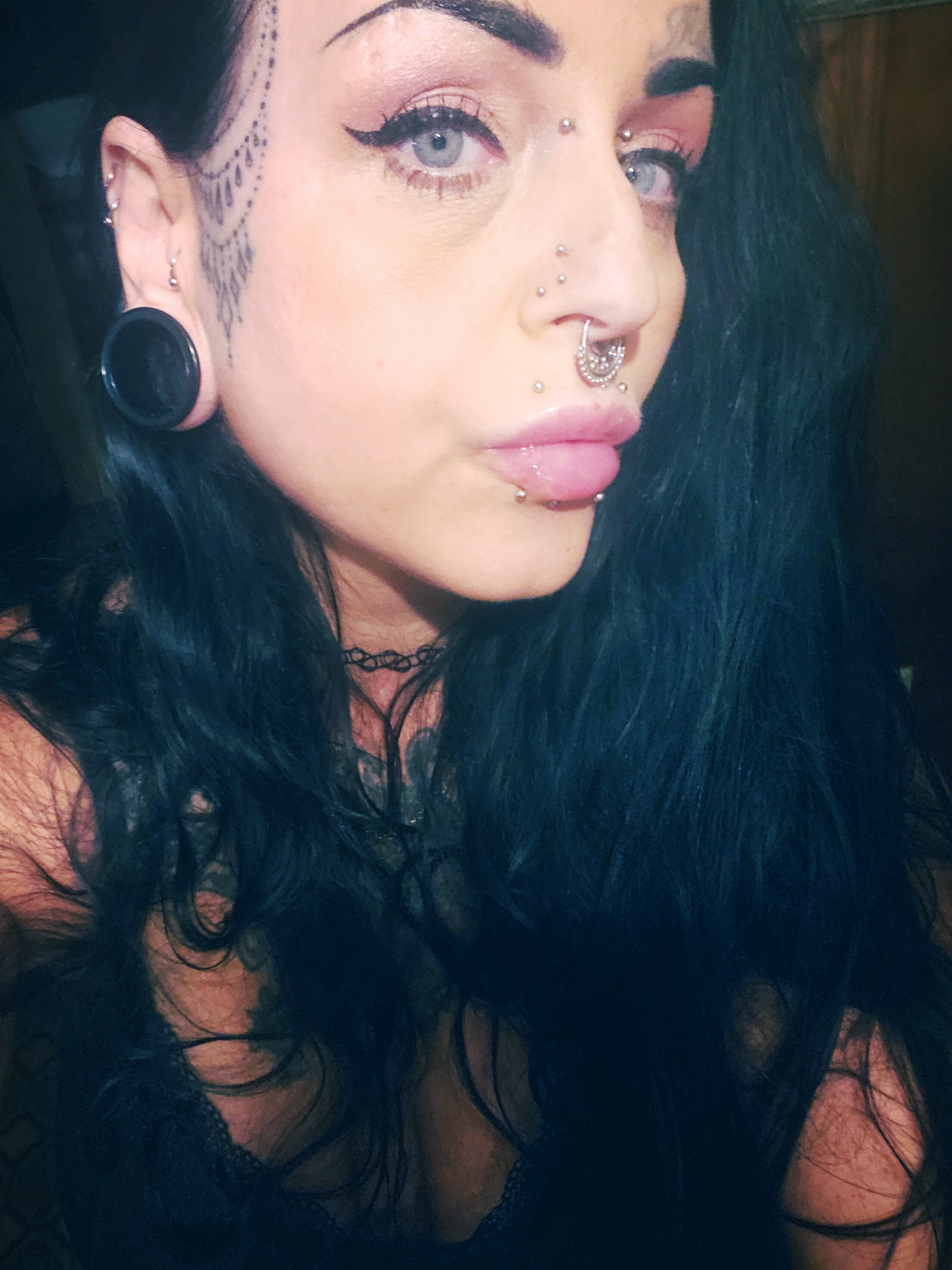 Listen, – Mela Blust